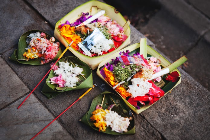 Makna Filosofis di Balik Pura, Sarung, dan Sesajen di Pulau Bali ...